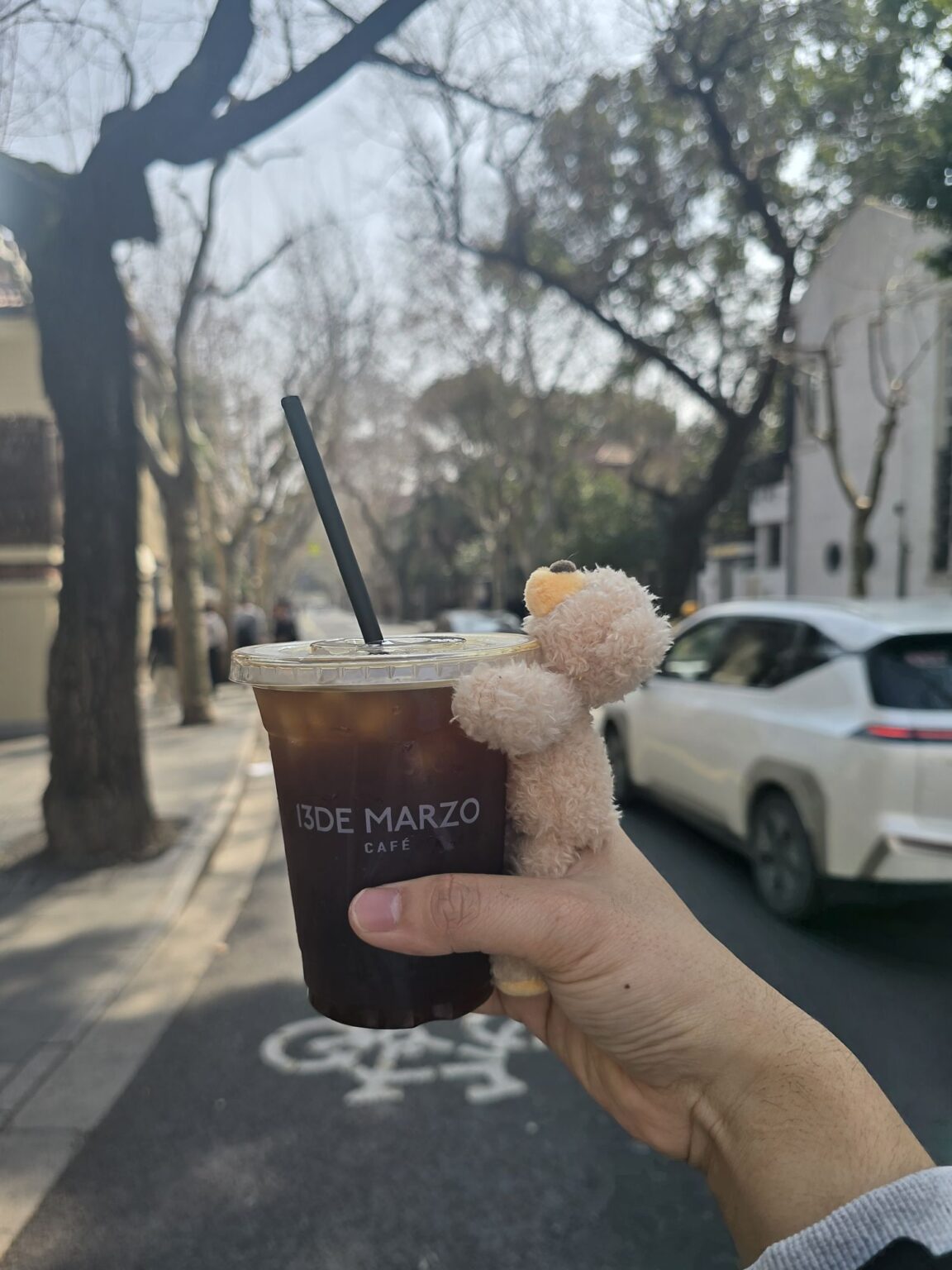 【13de Marzo（13デマルゾ）CAFE上海安福路店】中国上海市徐汇区安福路にあるパリで設立したアパレルブランドコーヒーを注文したら、熊 ...